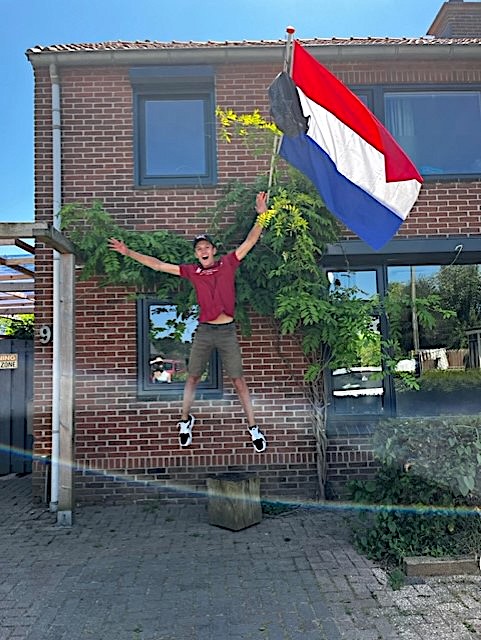 Yesse Vrolijk uit Balgoij springt een gat in de lucht want is geslaagd, gefeliciteerd ...